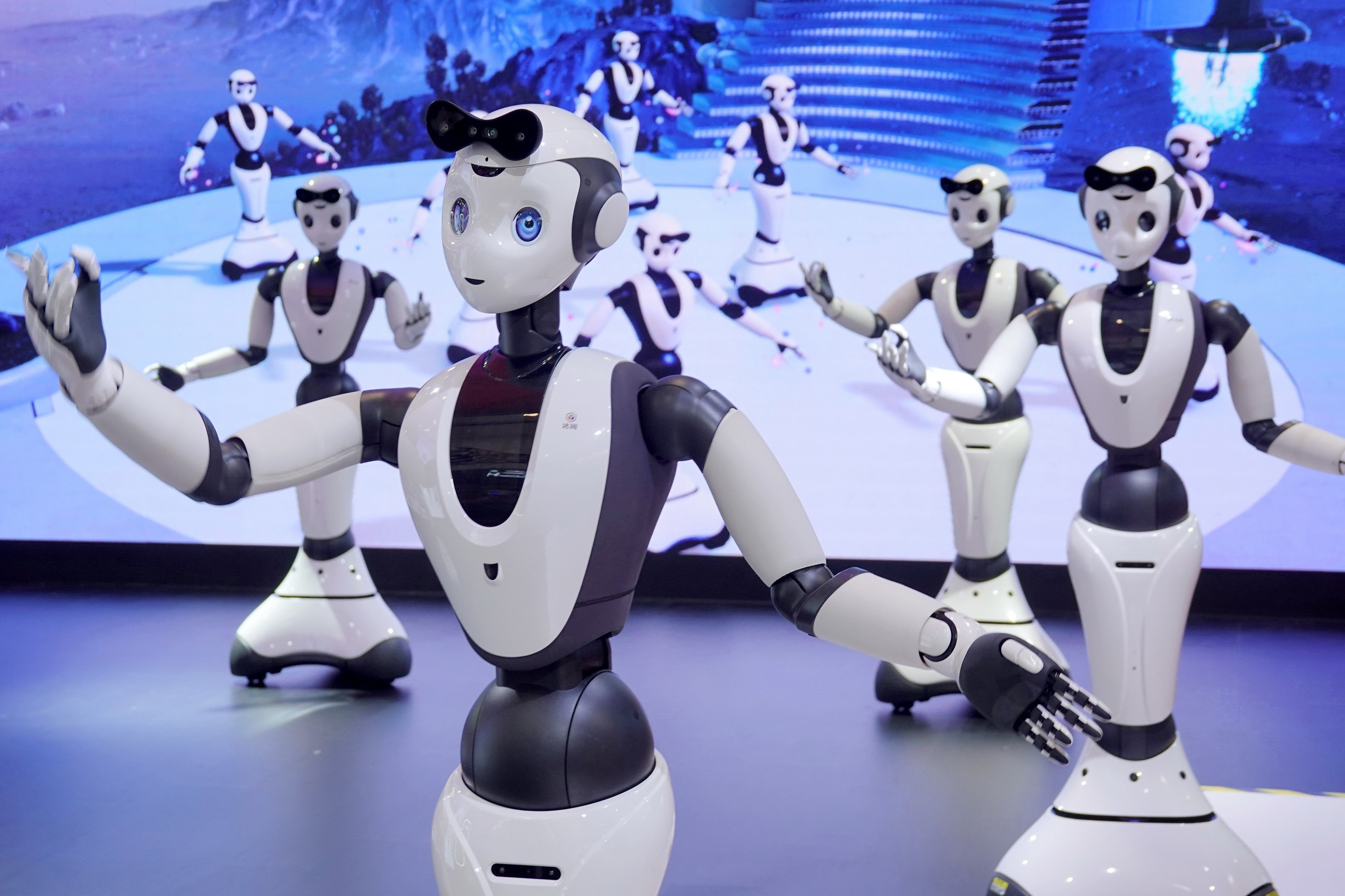 Humanoid robots + China's charm offensive towards foreign firms + 5G ...